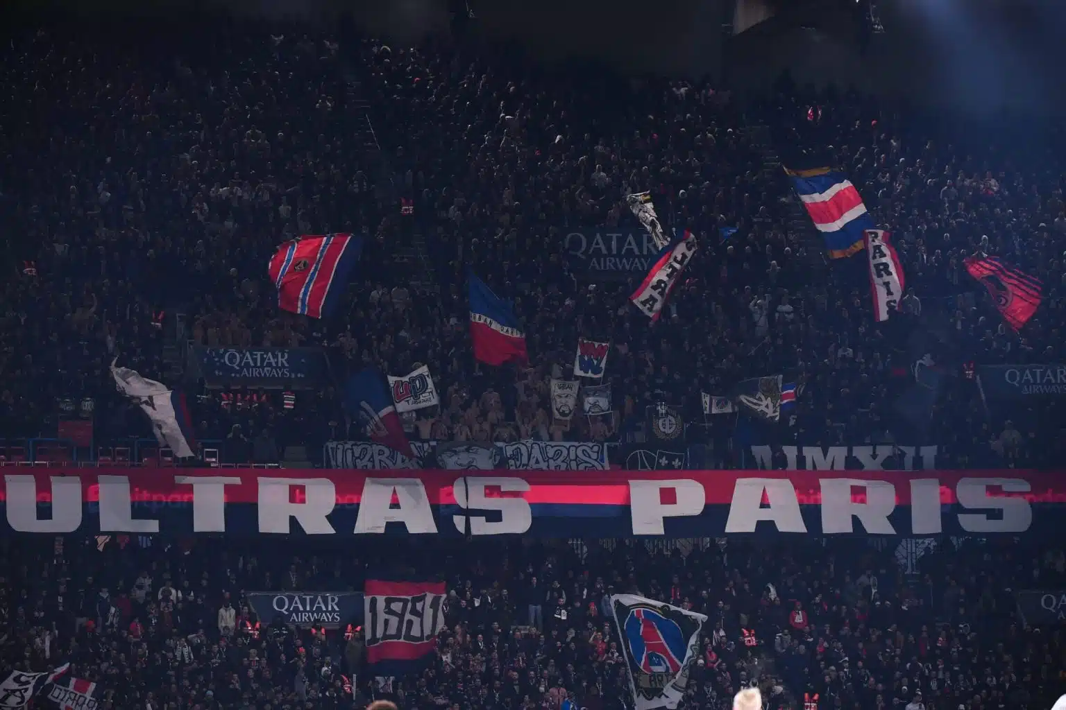 PSG - Liverpool : l'arrivée du bus des Parisiens et l'accueil bouillant ...