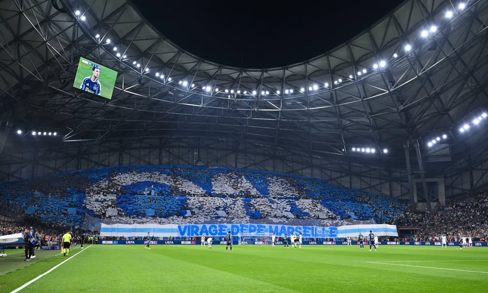 OM - Ajax : les superbes tifos du Vélodrome pour l'entrée des joueurs ...