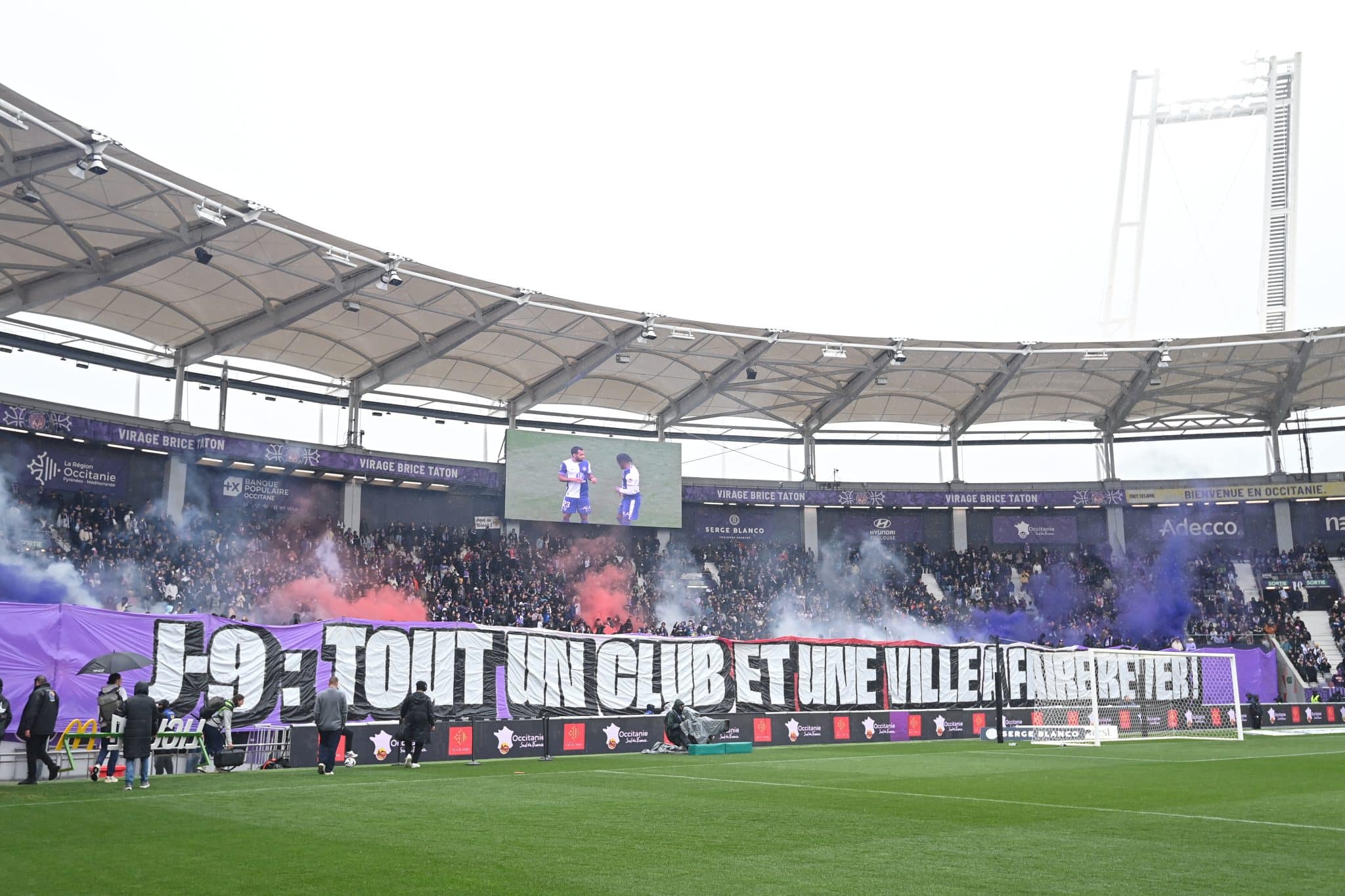 RC Lens : les ultras du TFC lancent la demie à coups de banderoles ...